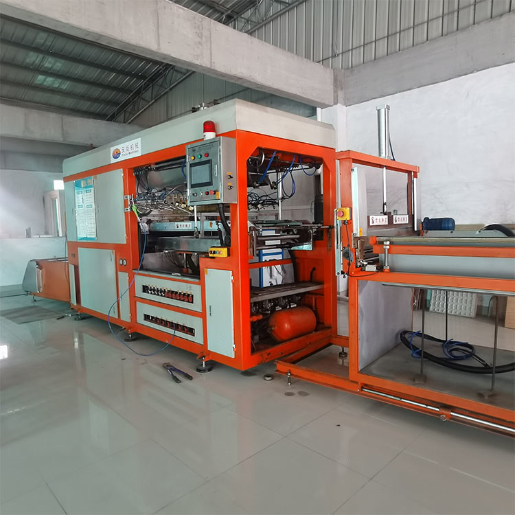 Máquina de termoformado al vacío refrigerada por agua usada 220V 380V